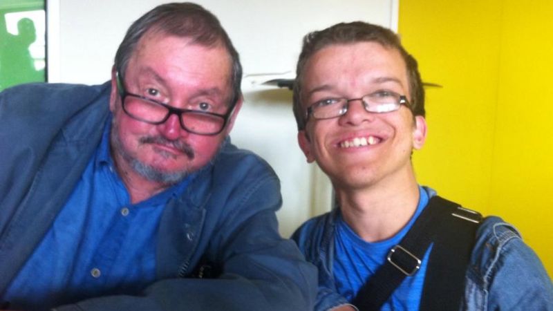 Derby man with dwarfism wins benefits battle - BBC News