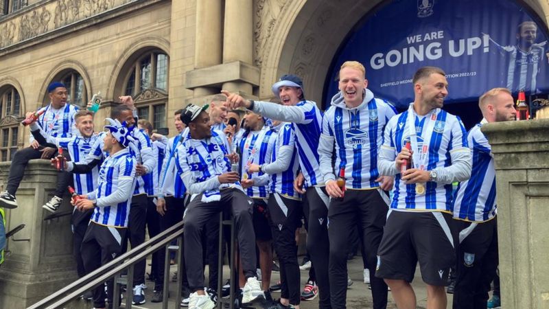 Sheffield Wednesday: Thousands applaud play-off winners - BBC News