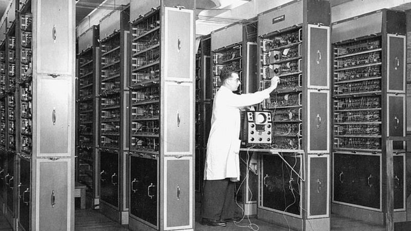 One of the world's first computers gets VR reboot - BBC News