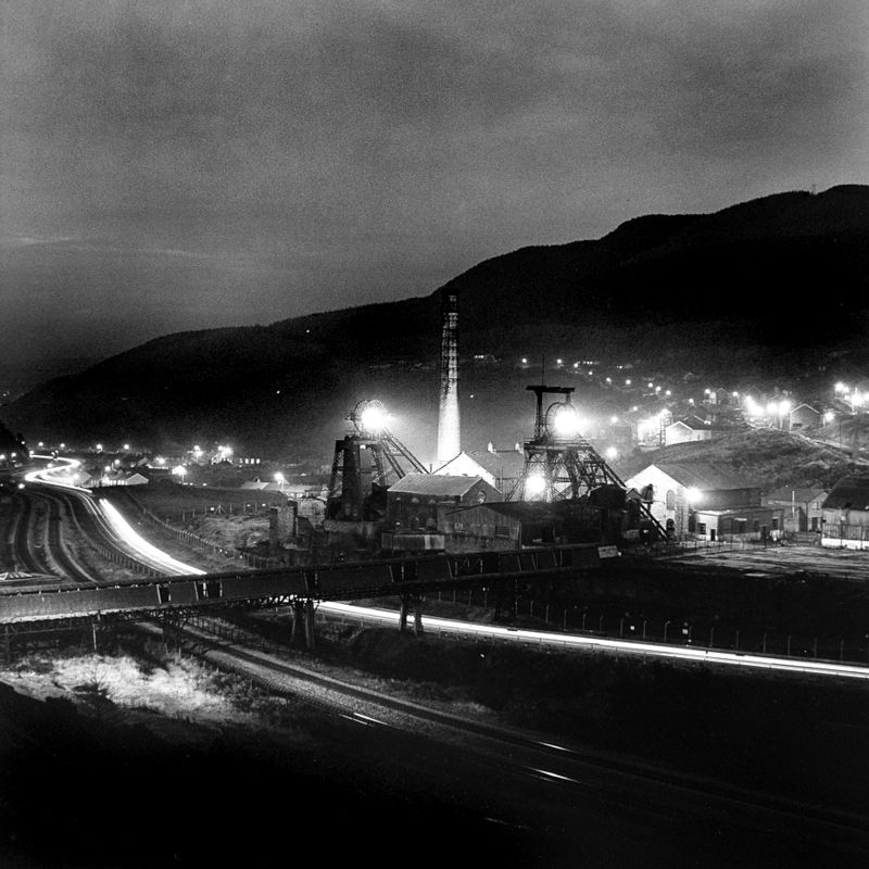 Lluniau: Cymru yn yr 80au // Valley lives: Capturing South Wales in the ...