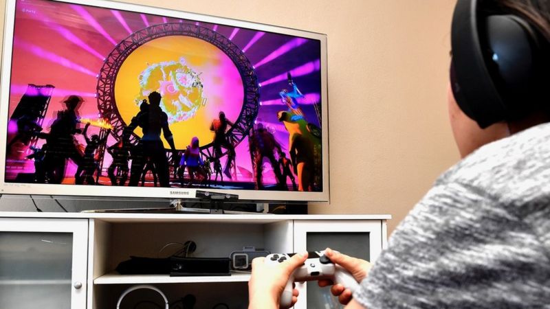 Fortnite: Fans disappointed as event reaches capacity - BBC News