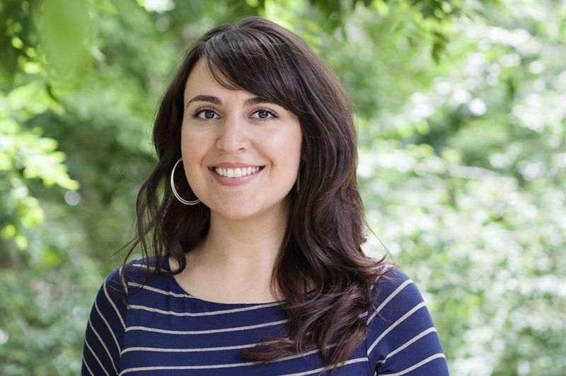 The woman on a mission to get rid of bad dating photos - BBC News