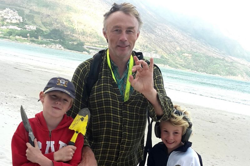 The stranger and the ring - BBC News