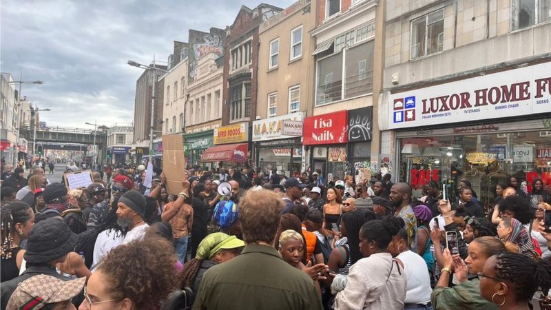 Peckham: Man interviewed by Met Police after shop restraint - BBC News