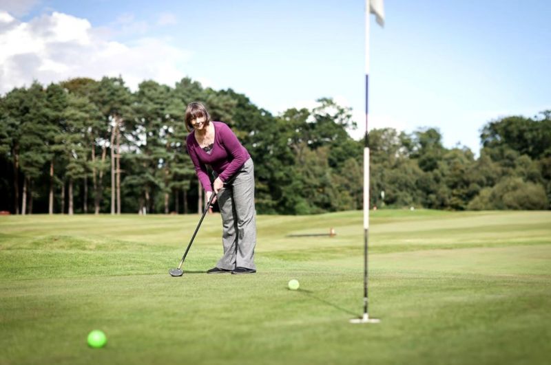 The people 'prescribed' golf for their health - BBC News
