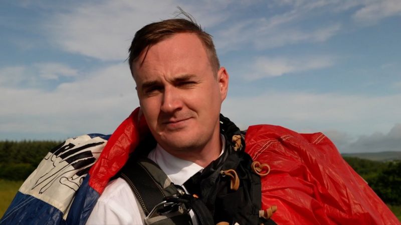 Groom skydives into wedding ceremony - BBC News
