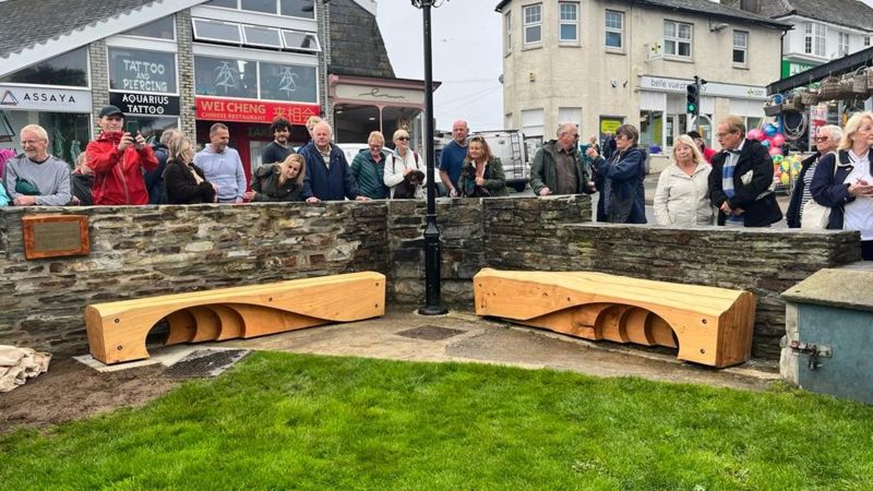 Benches made from iconic tree in Bude unveiled - BBC News
