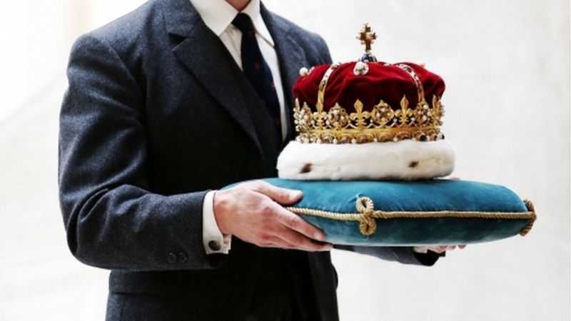 Queen's 'keep calm and carry on' message - BBC News