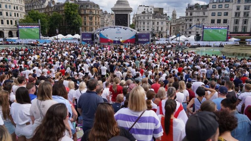 In pictures: Fans celebrate historic England win - BBC News