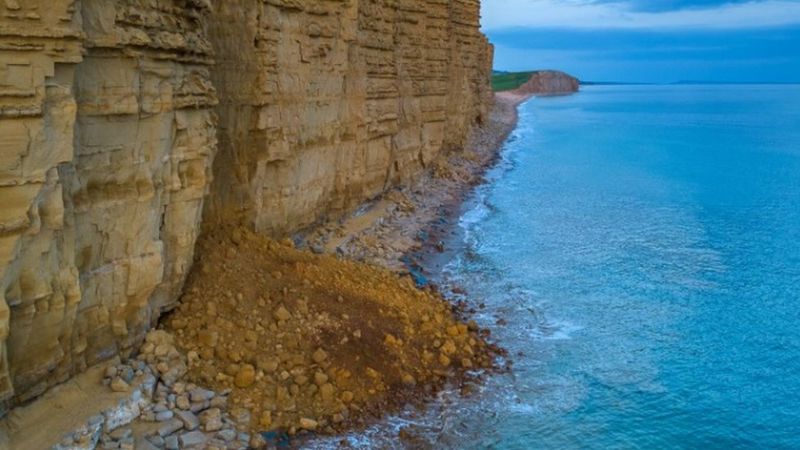 Jurassic Coast: West Bay beach cordoned off after large rock fall - BBC News