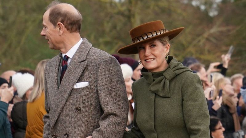 Royals attend Christmas Day service at Sandringham - BBC News