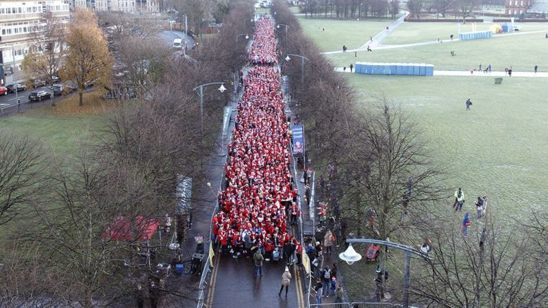 Thousands join the return of Glasgow's Santa Dash - BBC News