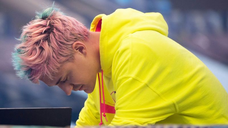 Twitch suspends gamer Carl Reimer after shooting gun - BBC News