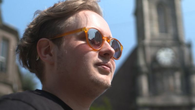 Transgender people face NHS waiting list 'hell' - BBC News