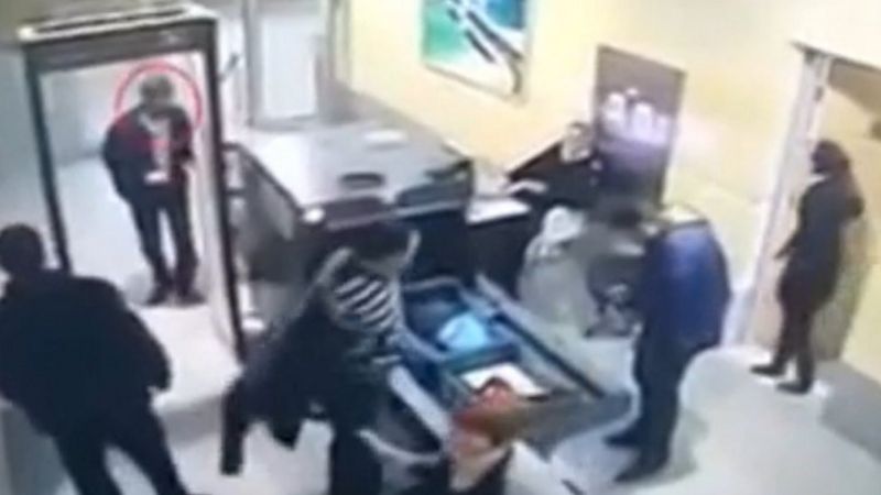 Hijacker photo man Ben Innes explains Egyptair plane snap - BBC News