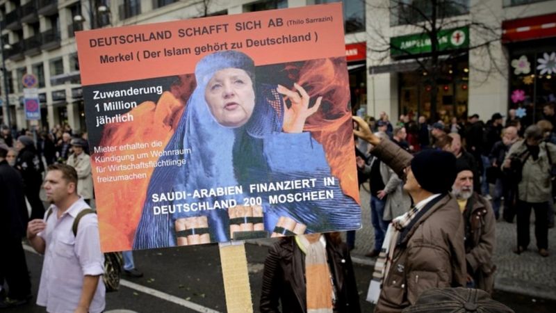 Migrants Crisis Merkel Backs De Maiziere In Refugee Row Bbc News