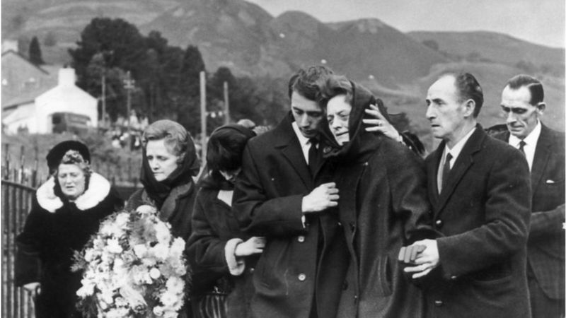 Aberfan disaster: 50th anniversary marked with silence - BBC News