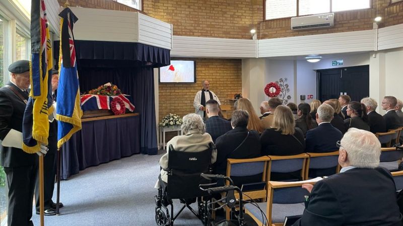 Funeral for 100-year-old WW2 Normandy veteran - BBC News
