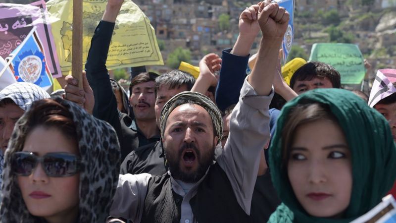 Kabul explosion: IS 'claims attack on Hazara protest' - BBC News