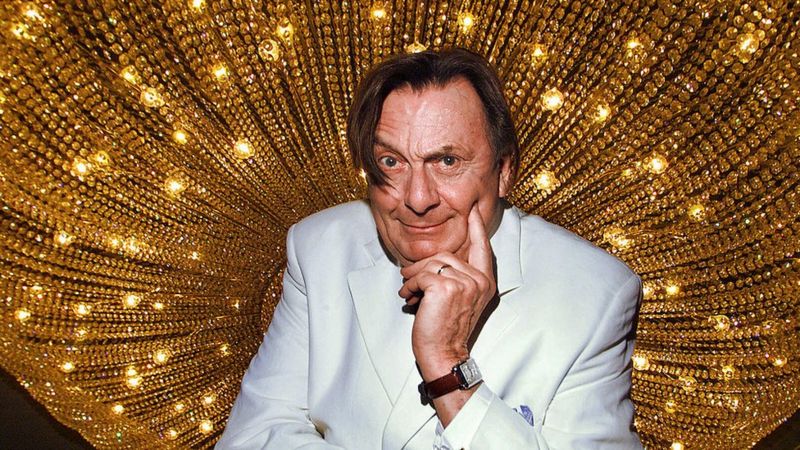 Barry Humphries: A life in pictures - BBC News