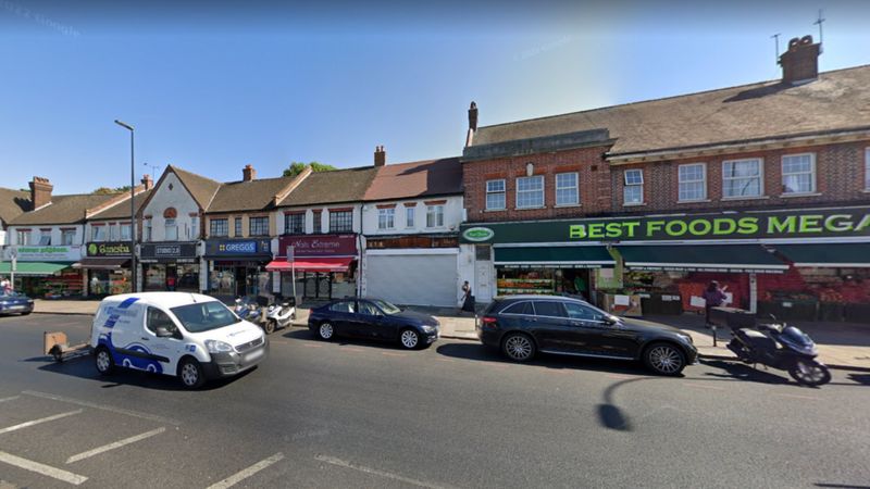 Lewisham stabbing: Man dies hours after attack - BBC News