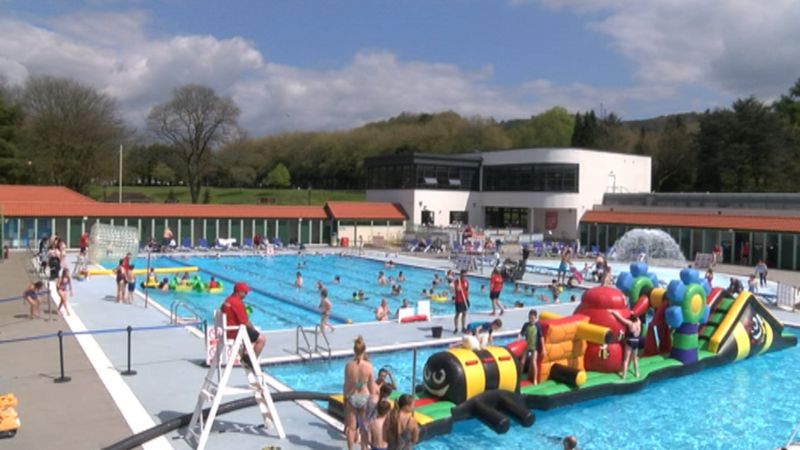Outdoor swimming in Wales: Are lidos making a comeback? - BBC News