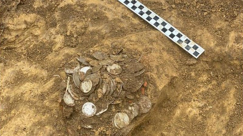 Suffolk metal detectorist finds coin hoard in field behind pub - BBC News
