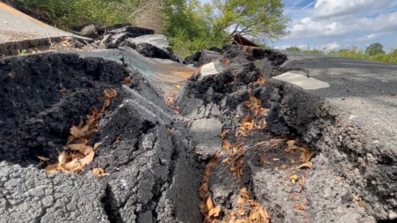 B4069 Lyneham Banks: Wonky road 'killing pub's trade' - BBC News