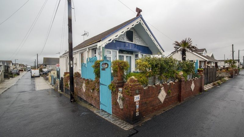 Can the Happy Club help save Jaywick Sands? - BBC News