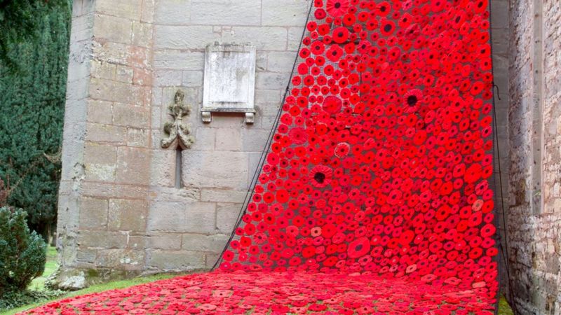 Wellesbourne Remembrance cascade of poppies knitted by villagers - BBC News