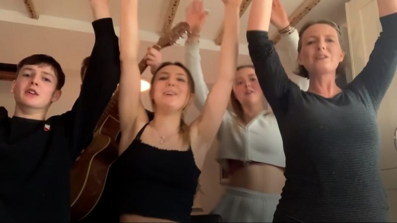 Coronavirus: Artist adds Queen in face mask to collection - BBC News