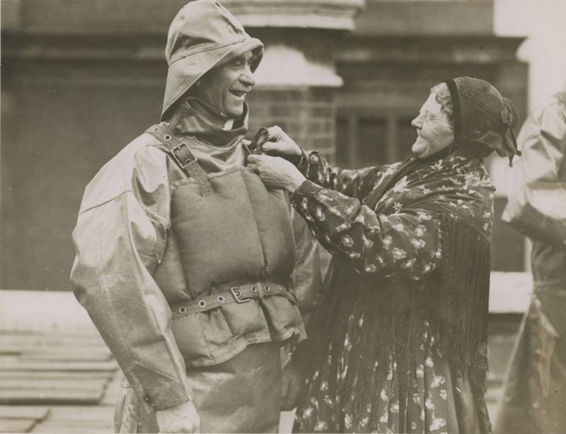 Forgotten cache of RNLI pictures 'preserved for posterity' - BBC News