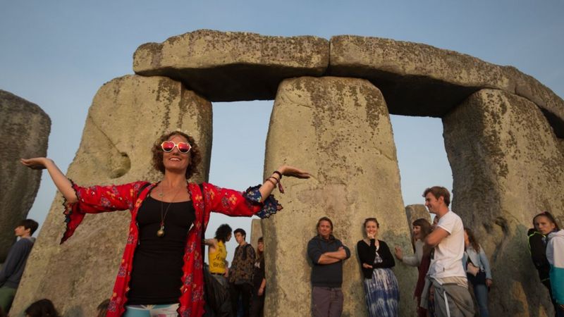 Summer solstice 2017: Stonehenge crowds as sun rises - BBC News
