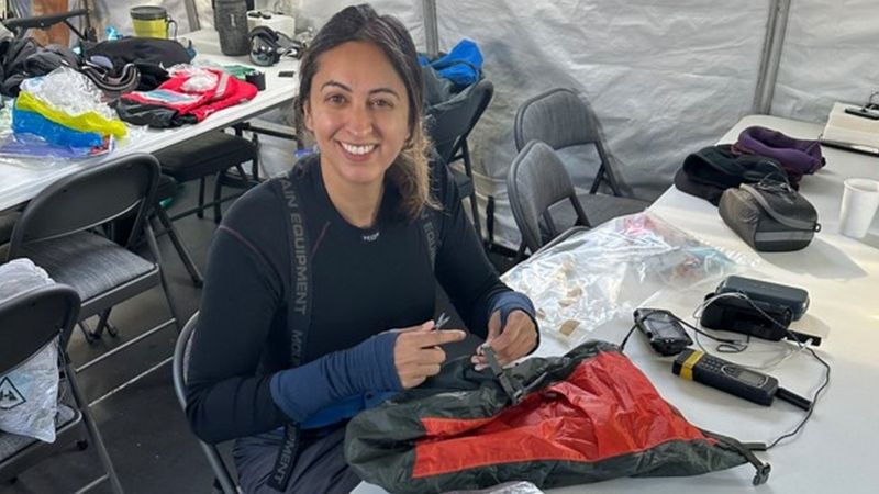 Preet Chandi: Woman sets second world record in polar expedition - BBC News