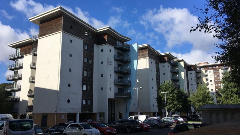 Cladding: Family sell Cardiff Bay flat sell for £50k less - BBC News