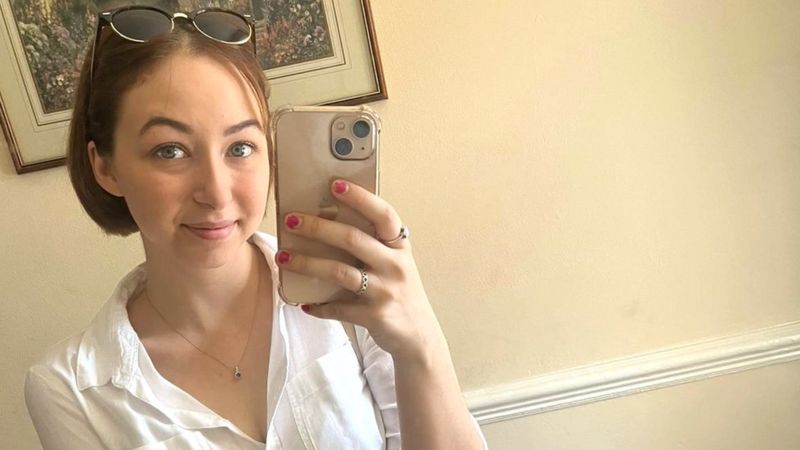 Lewis Capaldi tells fans about Tourette's diagnosis - BBC News