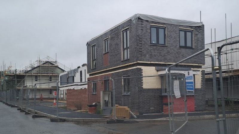 Work to restart on half-finished Hereford housing estate - BBC News
