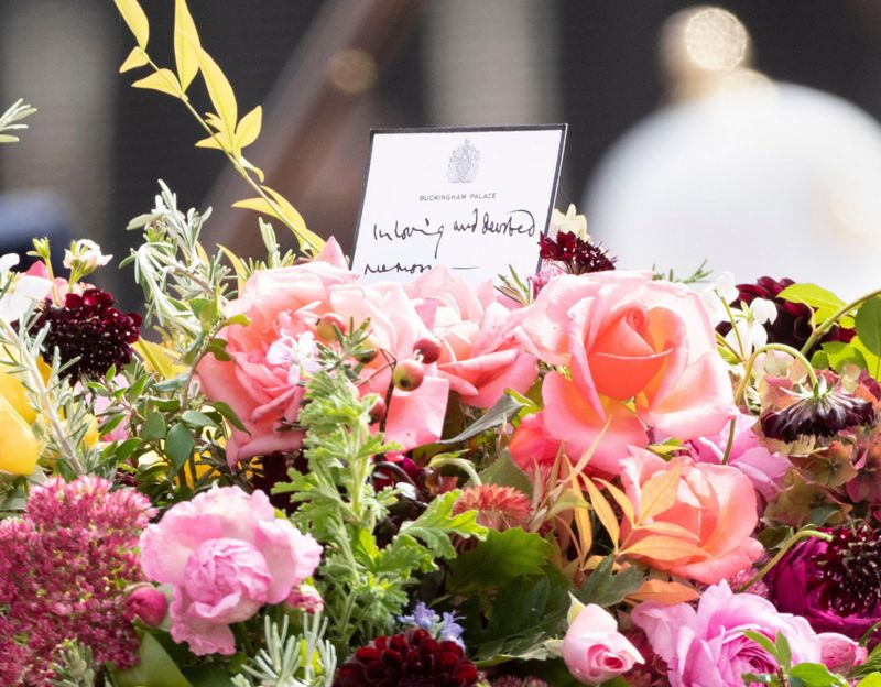 The personal touches in Her Majesty's colourful funeral flowers - BBC News