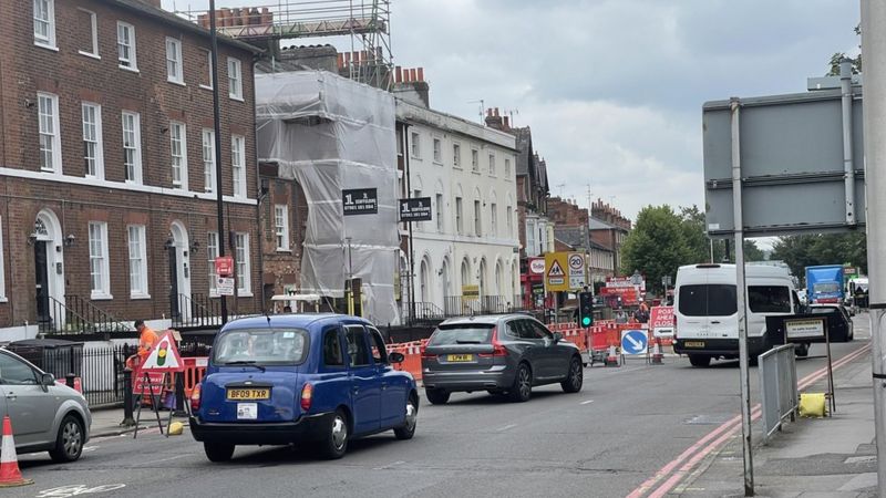 Reading West railway station's £3.3m revamp works start - BBC News