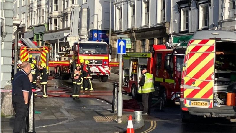 Firefighters tackle Bideford High Street building blaze - BBC News