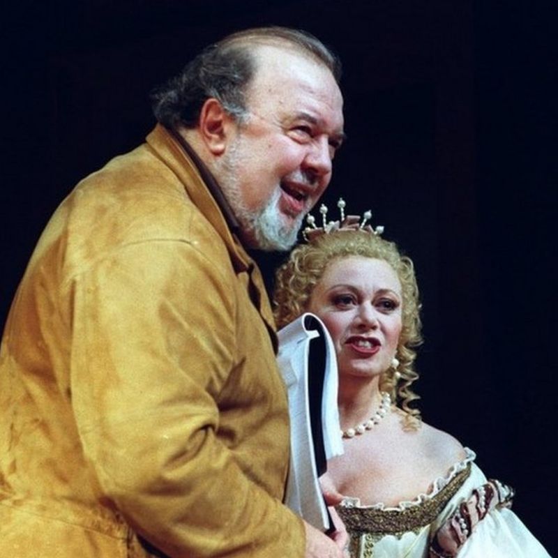 Sir Peter Hall: A giant of British theatre - BBC News