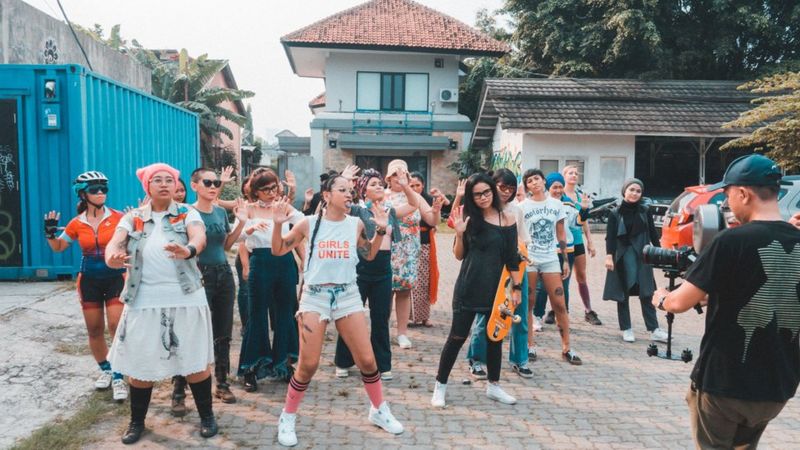 Perempuan Indonesia Melawan Kekerasan Melalui Musik Bbc News Indonesia