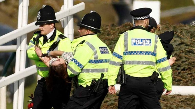 Security stepped up for Scottish Grand National - BBC News