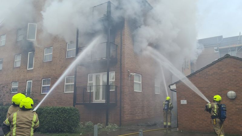 Luton flat fire: Three people rescued as blaze destroys home - BBC News