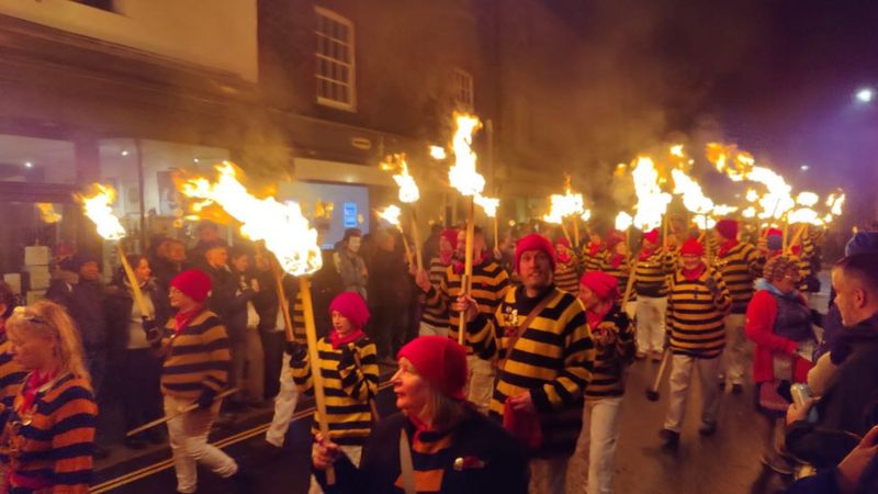 Lewes Bonfire Night: Rishi Sunak unveiled as effigy - BBC News