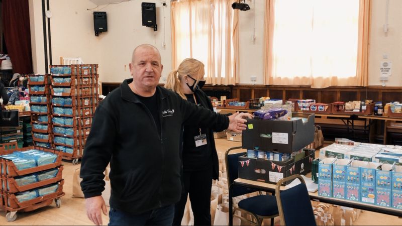 Free school meals: Mother's 'sadness' at 'mean' food parcel - BBC News