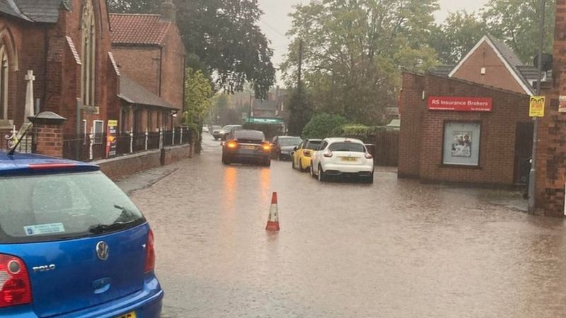 Flash flooding brings Burton Joyce to 'standstill' - BBC News