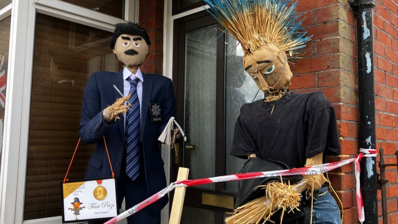 Scarecrows beheaded before Hampshire village competition - BBC News