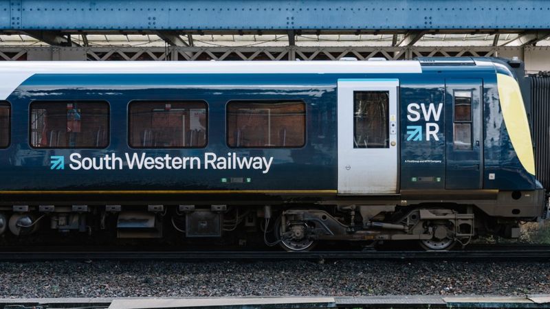 Fareham rail services disrupted after points failure - BBC News