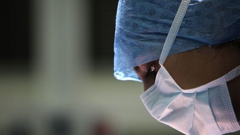 Top women doctors lose out in NHS pay stakes - BBC News